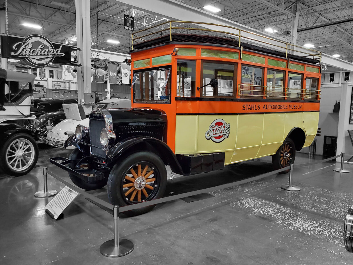 1926 REO Speedwagon Bus - Stahls Motor and Music Experience